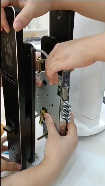 מנעול אלקטרוני לרב בריח זיהוי פנים קוד קירבה Magic lock – מג'יק אינטראקטיב